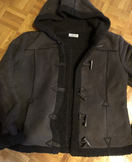 Zimska jakna postavljena krznom