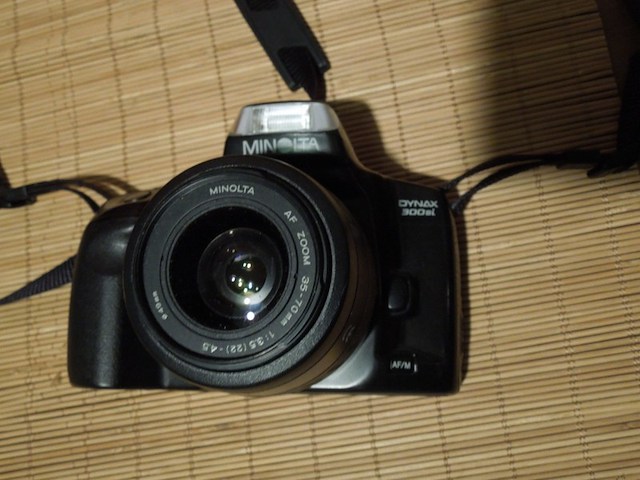 Minolta Dynax 300si sa objektivom Minolta AF Zoom 35-70