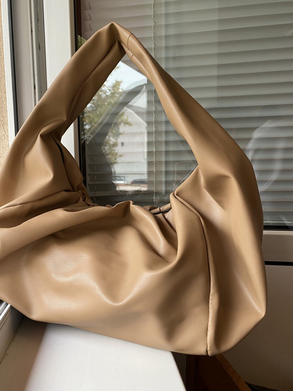 Krem torba- Poznati moderan model torbe
