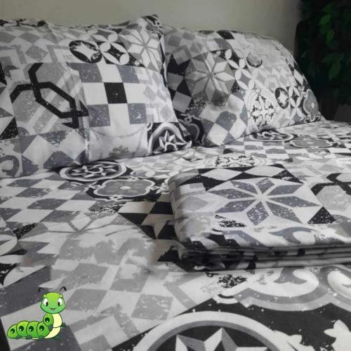 Posteljina za bračni krevet belo-sivo-crna