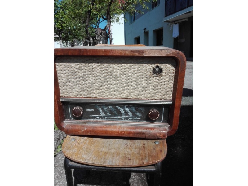 Stari radio aparat ``OZREN``