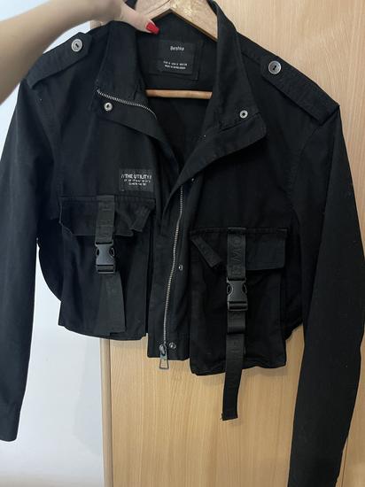 Bershka kratka jaknica