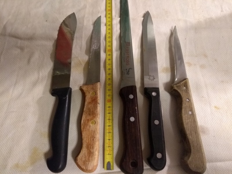 Višak kuhinjskih noževa iz 90-tih godina prošlog veka