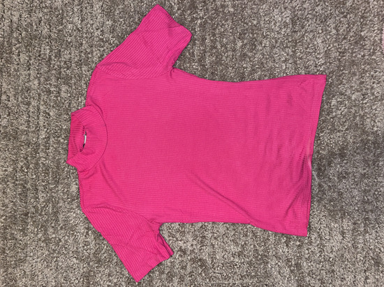 Pink majica rebrastog materijala polurolka