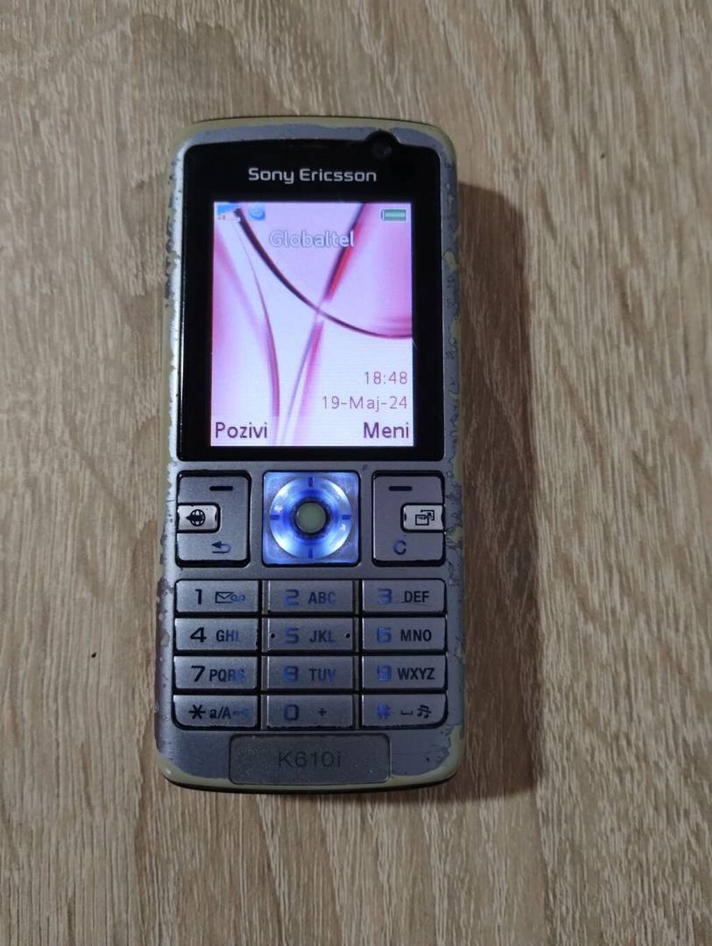 Sony Ericsson K610i, bоја - Siva