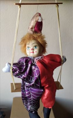 Vintage marioneta klovn na ljuljašci sa kanapom