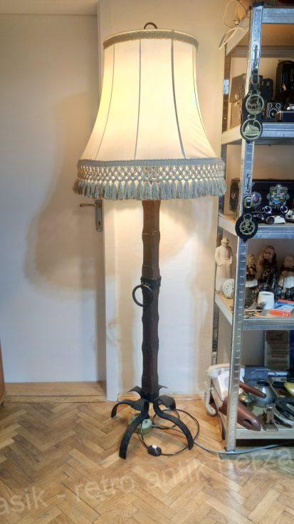 Velika, lepa podna vintage lampa od osovine zaprežnih kola.