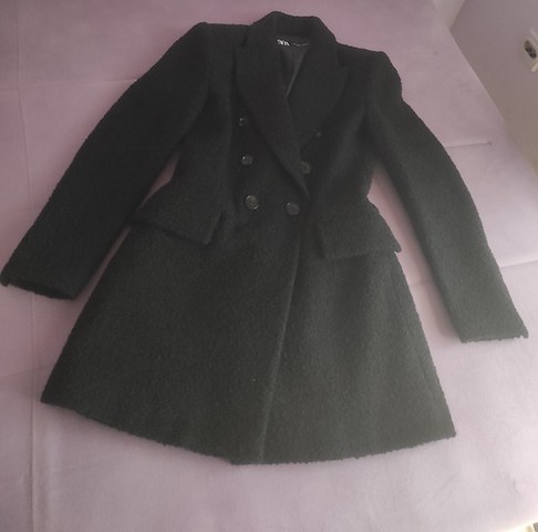 Zara prelep crni sako kaput od buklea snižen