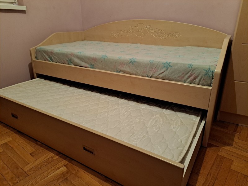 Dečiji krevet na razvlačenje (dupli) plus dva dušeka