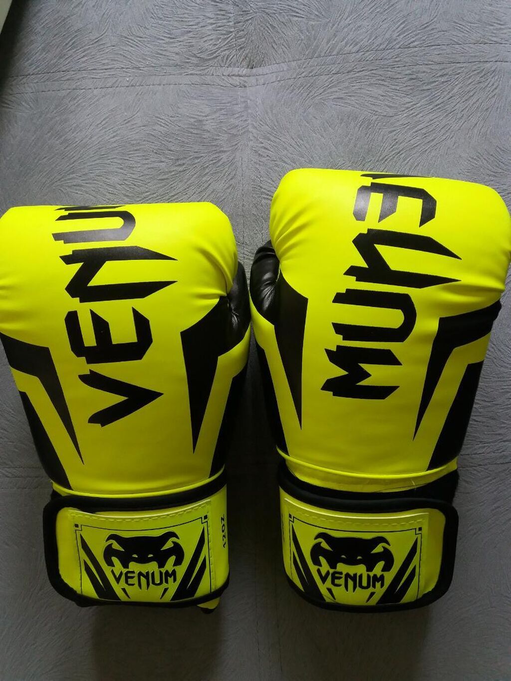 Venum-rukavice za box novo. 12OZ 2000din. 061/