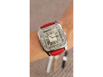 Novi zenski rucni markirani sat Cartier u crvenoj boji Novo