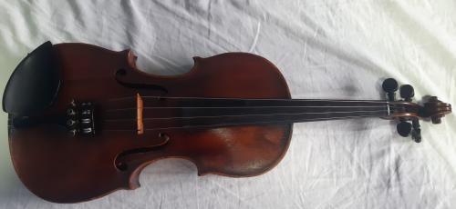 Prodajem Majstorsku Violinu Amati Prodajem staru Majstorsku Violinu Amati staru preko 360 godina u ocuvanom i svirnom st
