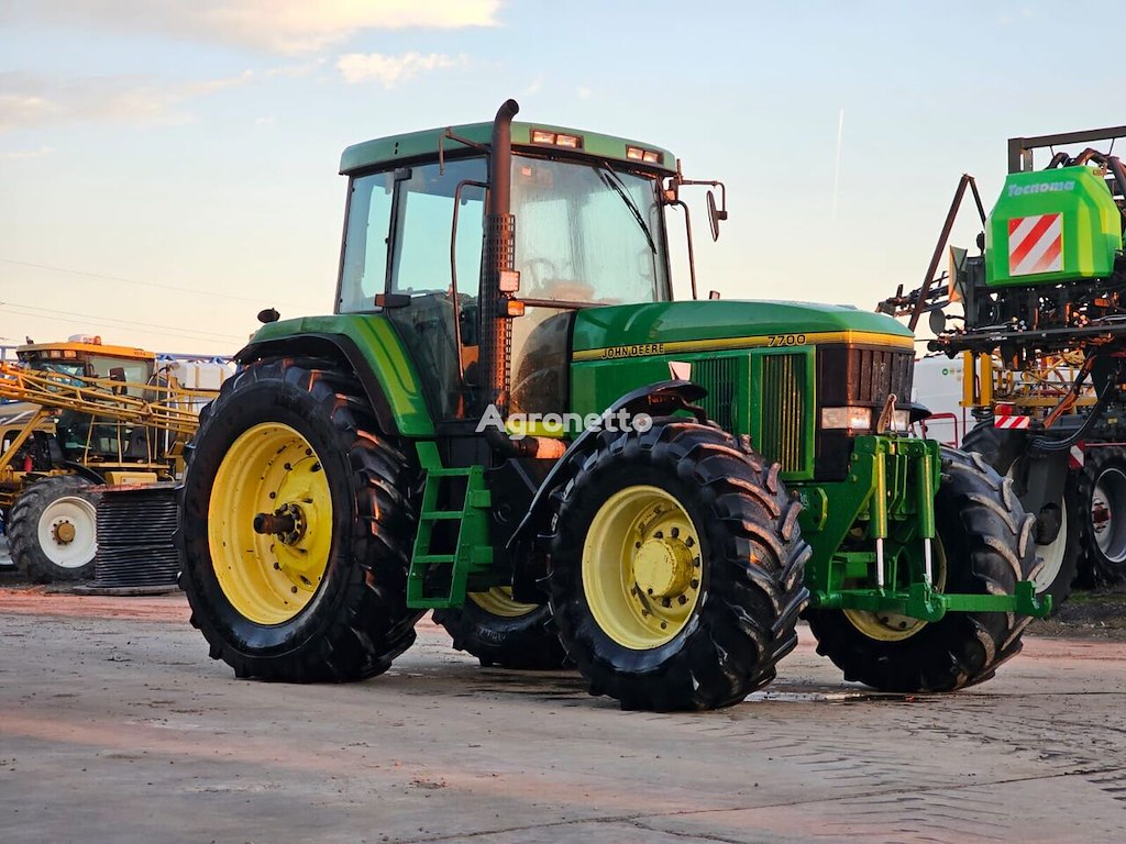 John Deere 7700 traktor točkaš