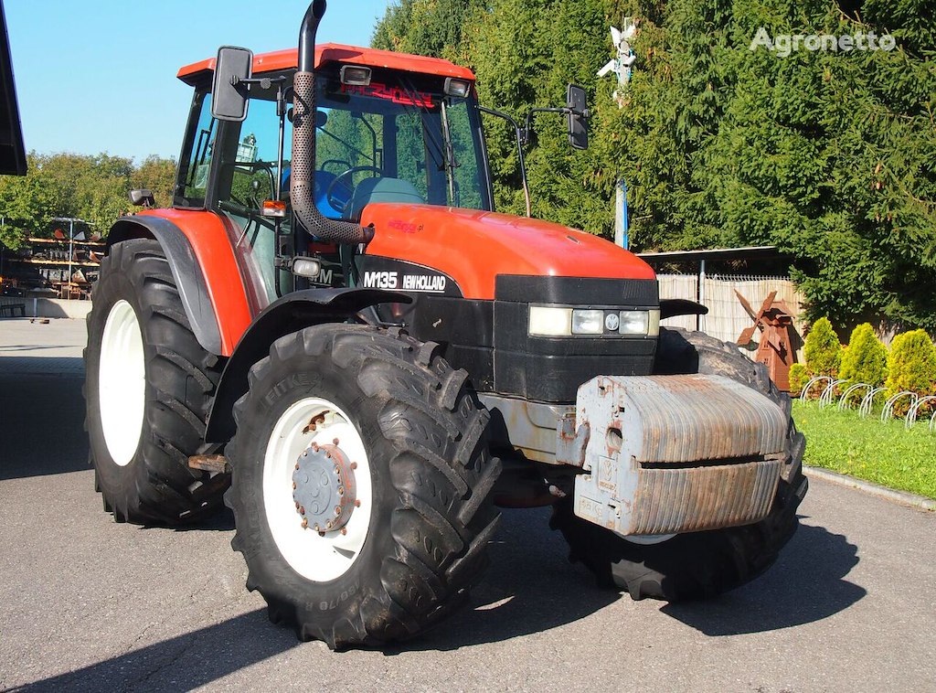 New Holland M 135 traktor točkaš