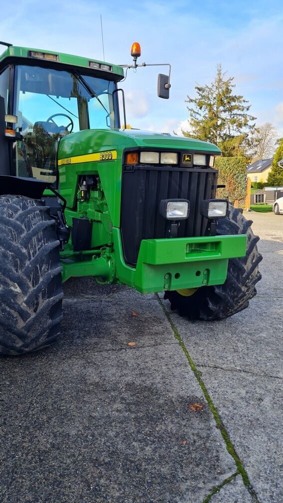 John Deere 8300 traktor točkaš