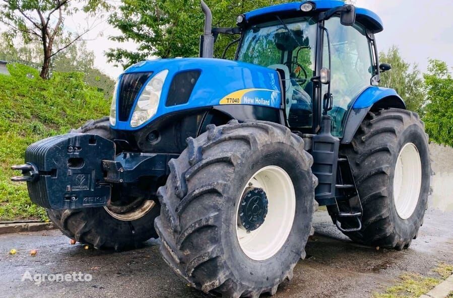 New Holland T 7040 traktor točkaš
