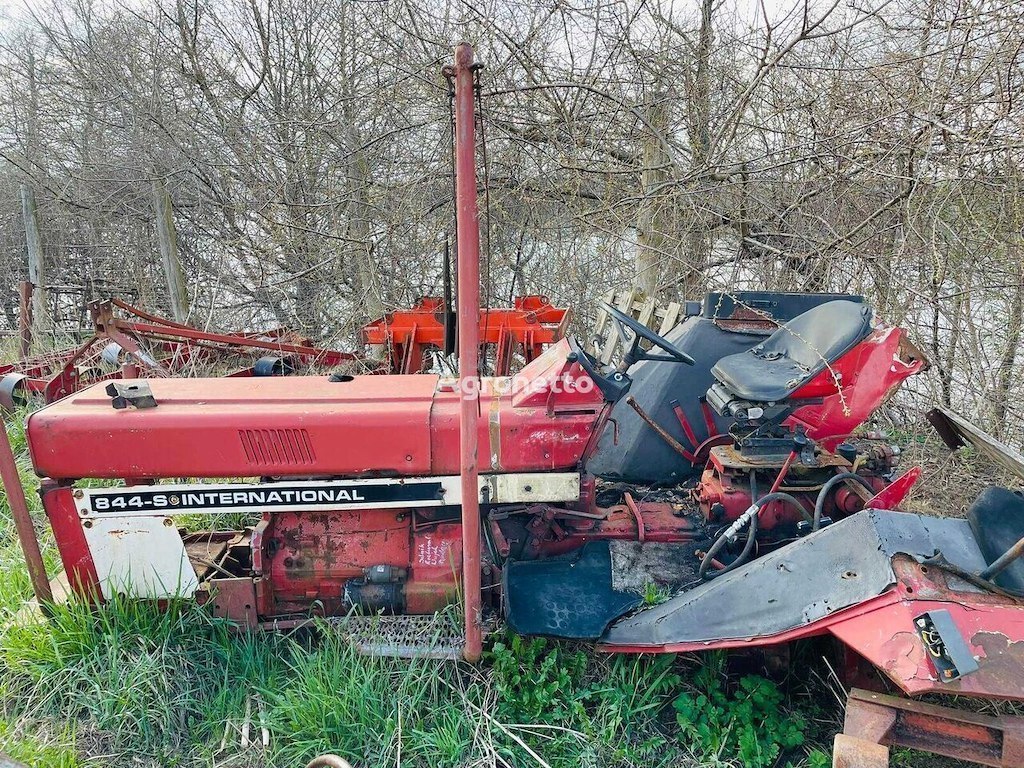 Case IH International 844s traktor točkaš po rezervnim delovima