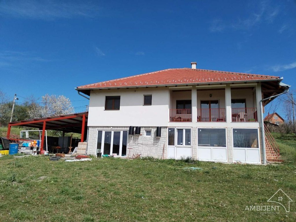 Bajkovito imanje od 1 ha u okolini Lazarevca sa novom kućom 290m2, voćnjakom i baštom