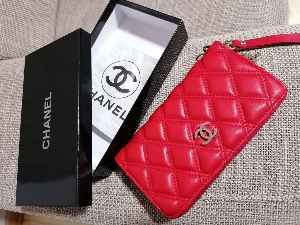 Nov Chanel crveni novčanik sa kutijom, nekorišćen. Dobijen na poklon
