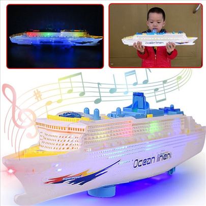 Ogromni brod kruzer sa svetlima i muzikom