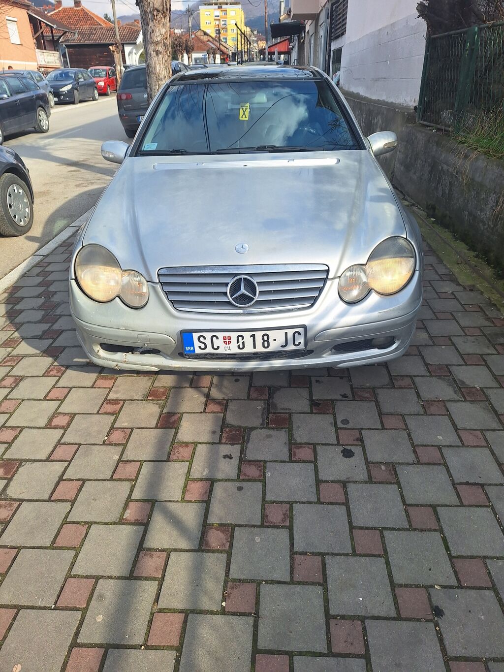 Mercedes-Benz : |