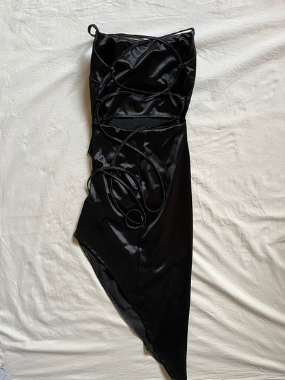 Crna haljina na vezivanje