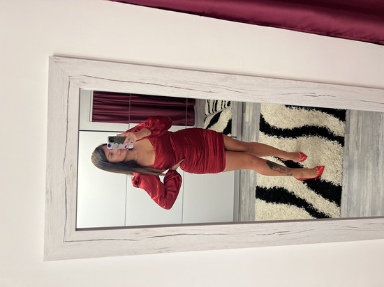 Crvena svilena haljina