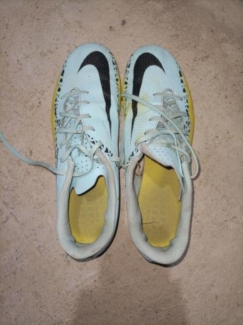 Prodajem Nike kopačke u odličnom stanju, izgledaju malo prljavije jer