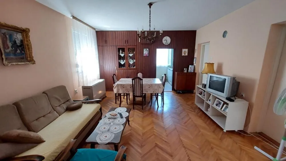 Prodaja, četvorosoban stan, 75m2, Petlovo Brdo, Beograd