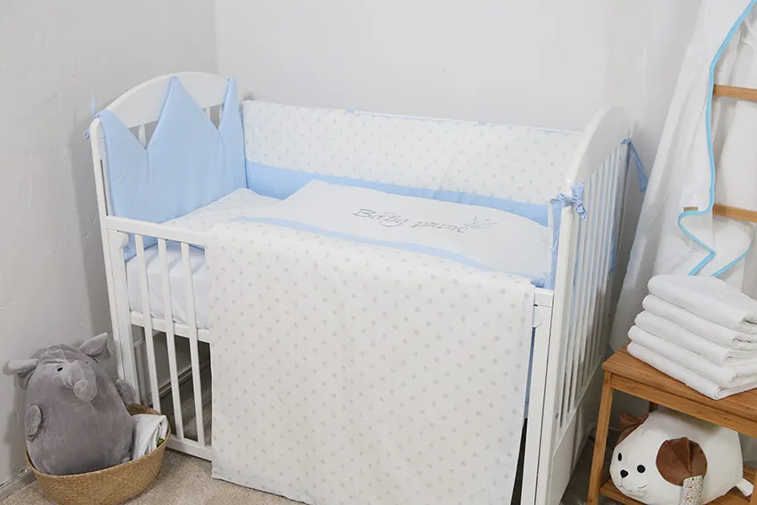 Bebi posteljina plava Krunica - sa ogradicom