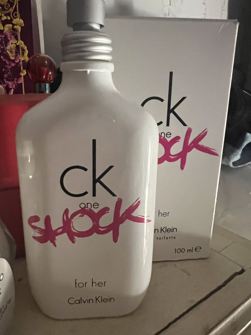 ORIGINAL Calvin Klein parfem ONE SHOCK Par puta prsnut.Nedostaje oko