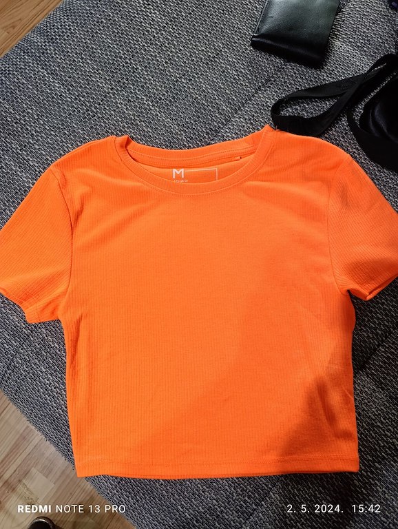 Top majica veličina M, jarko naranđasta boja, savršeno za letnje dane
