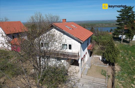 Uknjižena kuća sa garažom i pogledom na Dunav