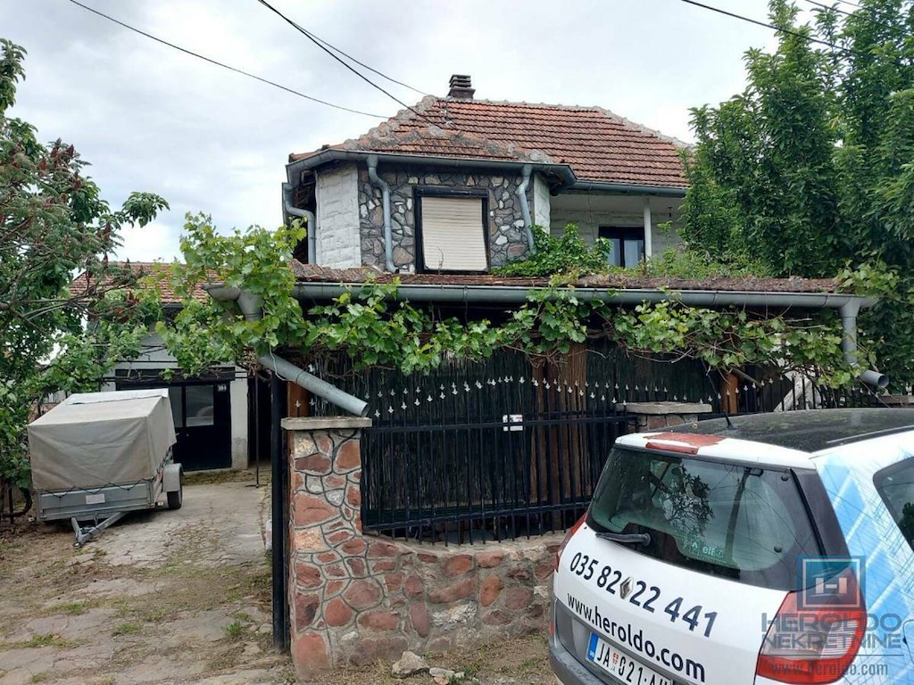 Porodična kuća u selu Trnava od 170m2 na 3.11a placa