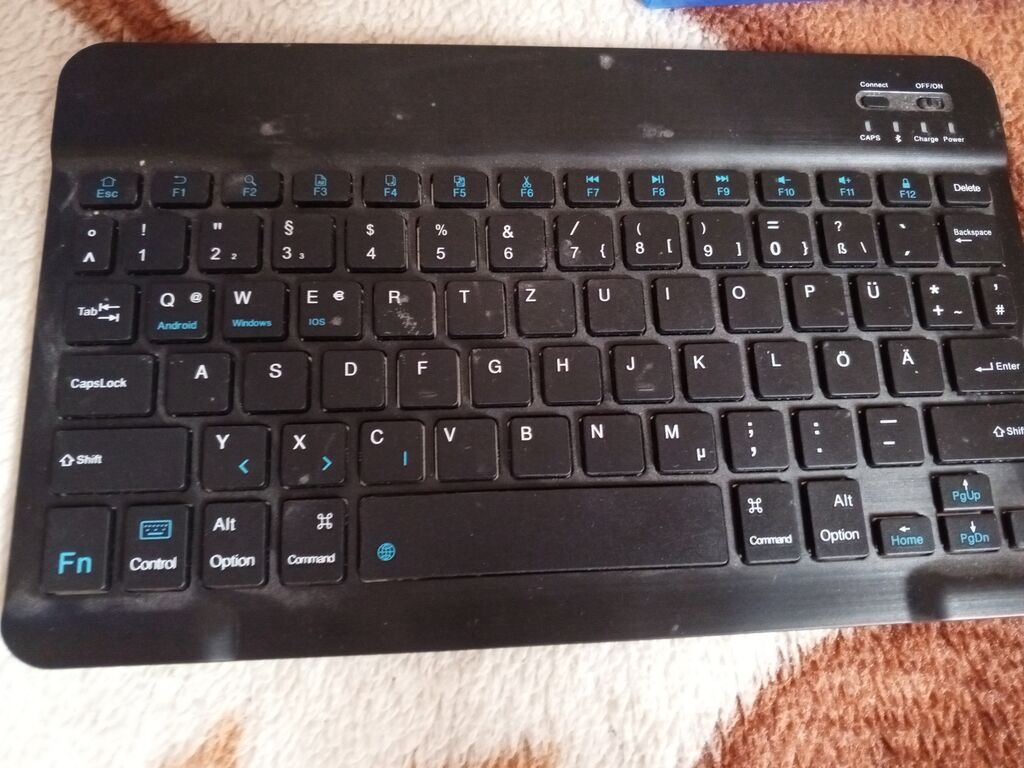 Tastatura je bezicna puni se pomocu punjaca