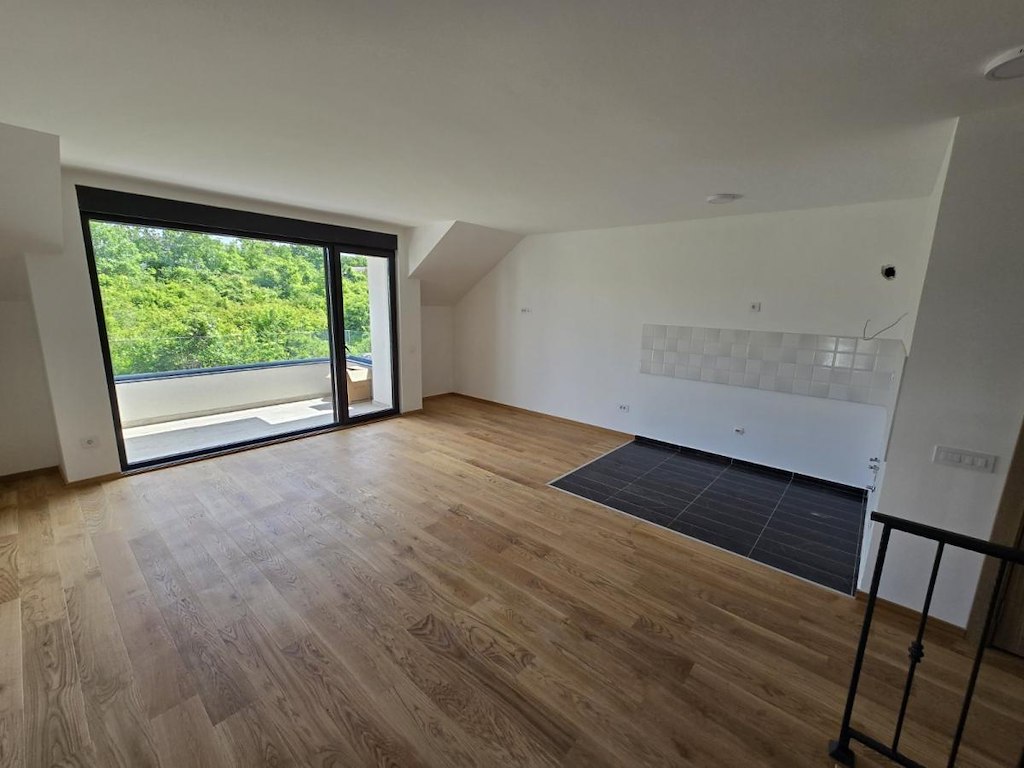 Izdaje se nov neueljavan stan u holivud hilu odmah useljiv 700 eura