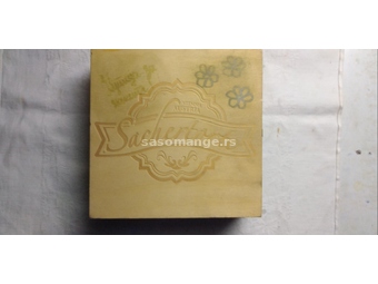 Drvena kutija Sacher duzina/sirina 19,vis.6,5 cm.,ocuvana.