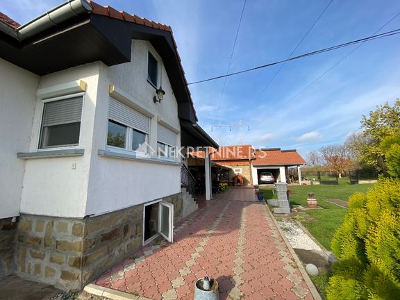 Dve kuce na placu - 203m2 i 77m2, na 39ari placa - Obrenovac, Zvecka