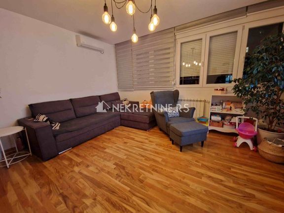 Kompletno renoviran i namešten, 62m2 + lođa 4m2