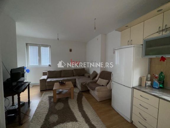 Izdaje se dvosoban stan u Durmitorskoj ulici broj 74, 44m2, 250eur