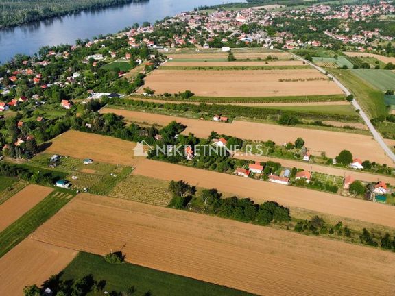 Prelep plac u vikend zoni, Čerević