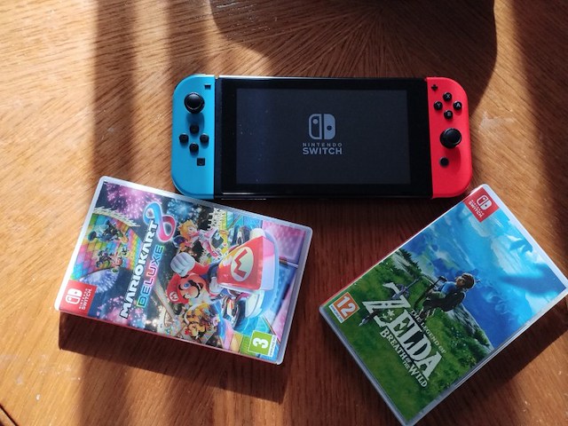 Nintendo Switch konzola + 2 igre + torbica