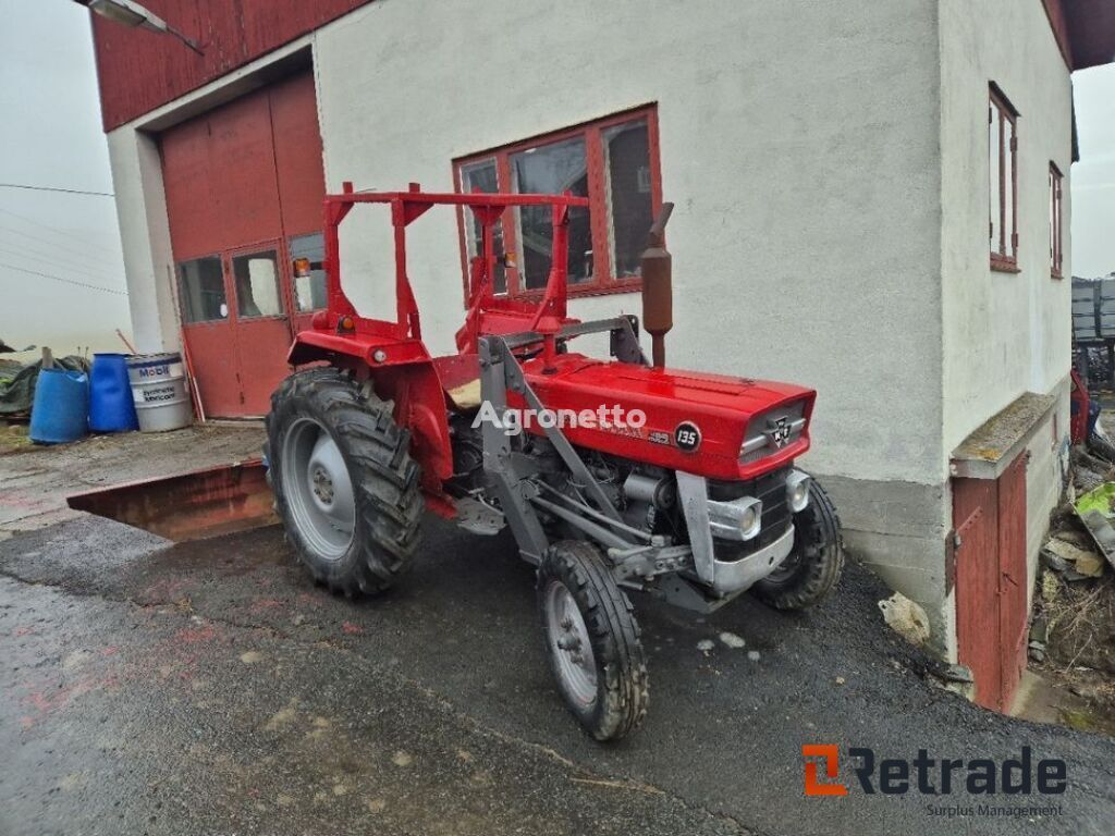 Prodaje se Massey Ferguson Traktor MF 135 med brøyeskjær traktor točkaš na aukciji