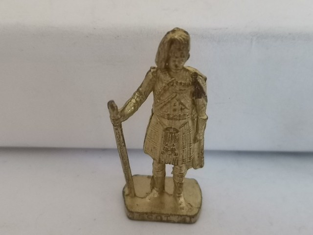 metalna kinder figurica