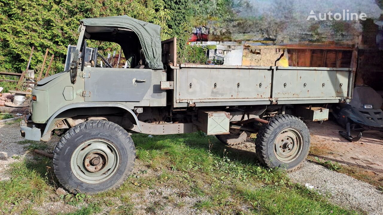 Mercedes-Benz unimog kamion s ravnom platformom < 3.5t