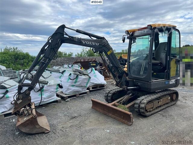 Bager za puzanje
Volvo EC27C crawler excavator w/ grader blade and 1350 h