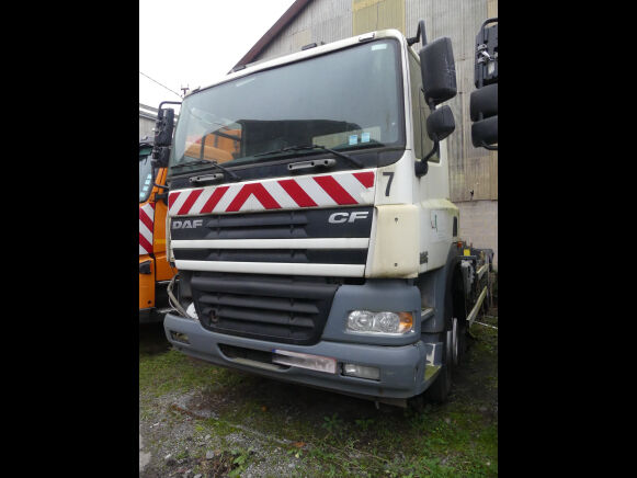 Prodaje se DAF CF85 rol kiper sa kukom na aukciji