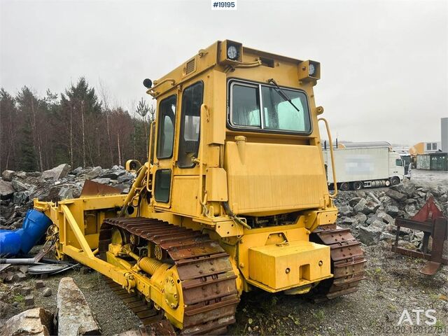 Mašina za ocenjivanje
CAT D5B Dozer w/ Gravel Paver