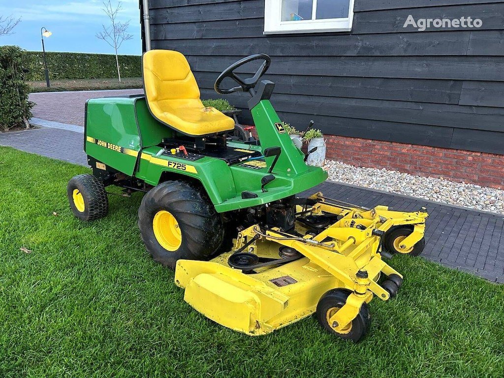 Prodaje se John Deere F725 kosilicu za travu na aukciji