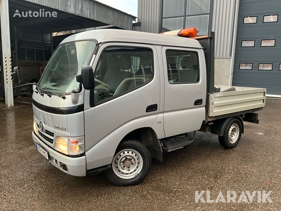 Prodaje se Toyota Dyna D-4D Dubbelhytt kamion s ravnom platformom < 3.5t na aukciji